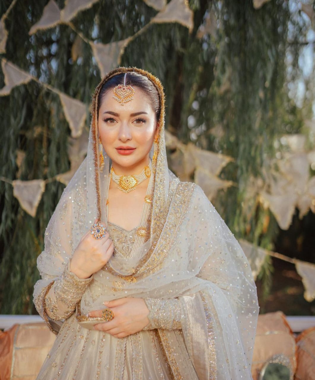 Hania Aamir stuns fans with jaw dropping pictures - editor times
