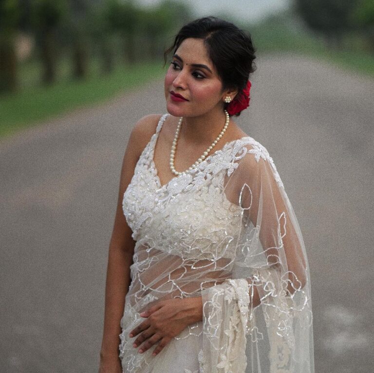 Baani Sandhu drops stunning pictures in a white saree - ETNews