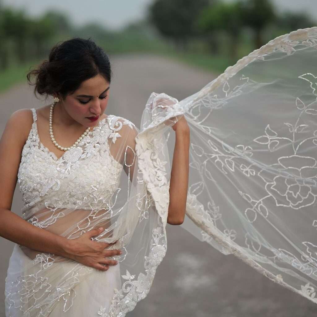 Baani Sandhu drops stunning pictures in a white saree - ETNews