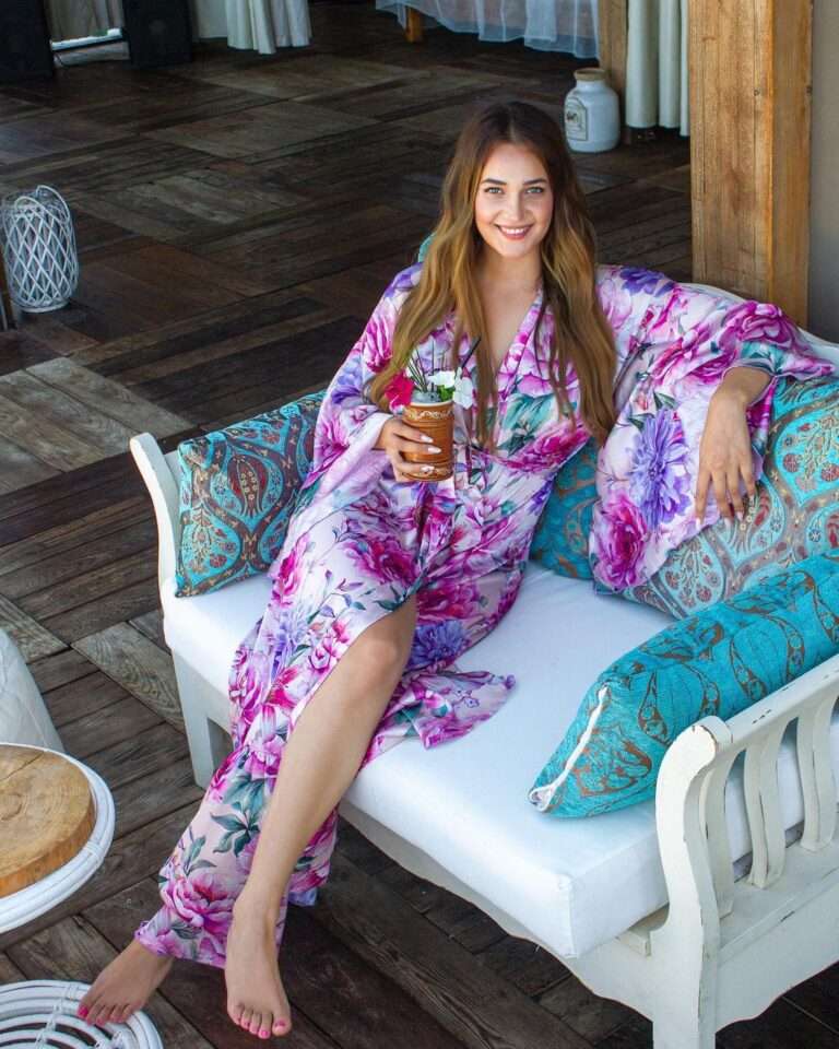 Gülsim Ali aka Aslihan Hatun sets internet ablaze with new pictures