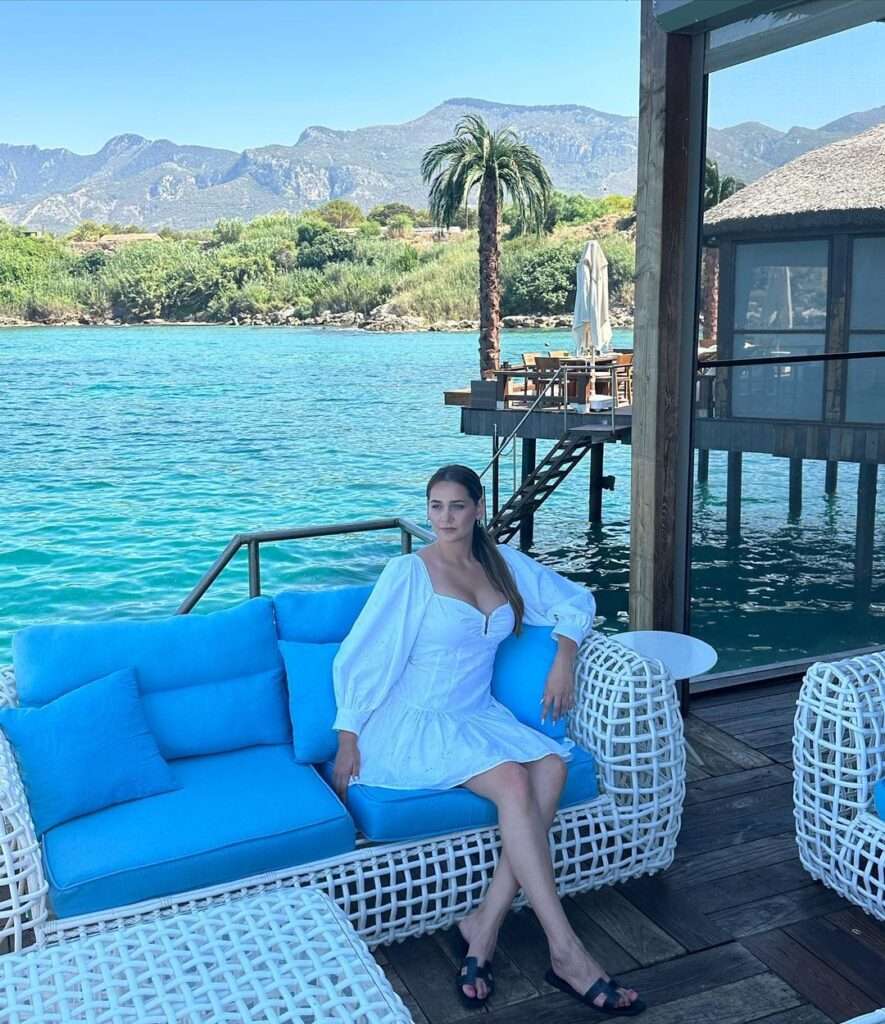 Gülsim Ali aka Aslihan Hatun sets internet ablaze with new pictures