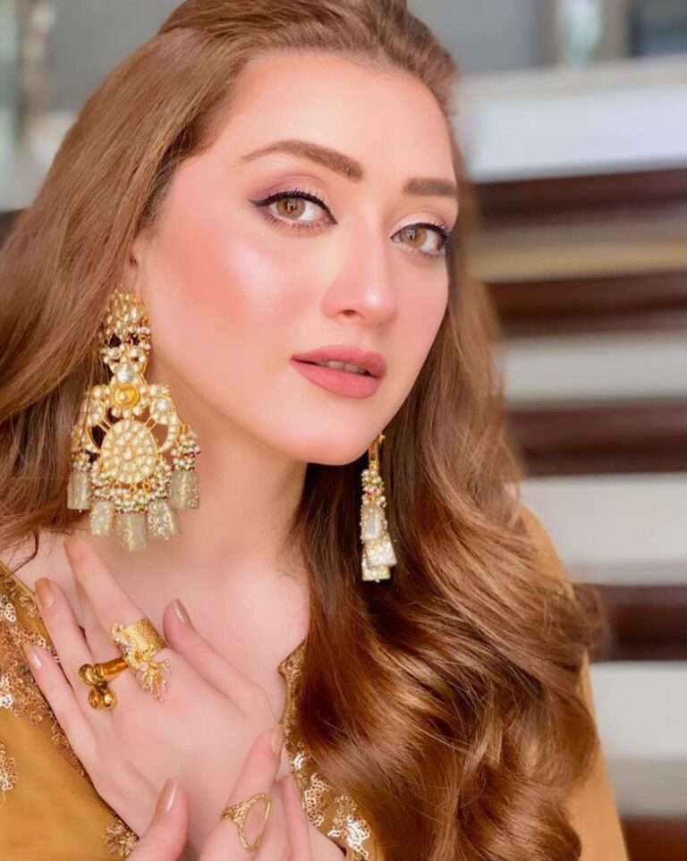 Momina Iqbal shares pictures from Ehsaan Faramosh, goes viral