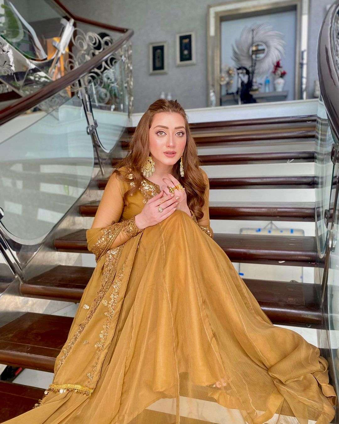 Momina Iqbal shares pictures from Ehsaan Faramosh, goes viral